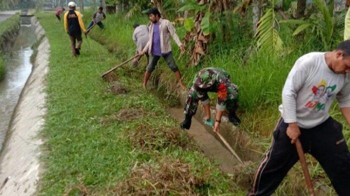 Anggota Koramil Peusangan Bersama Warga Bersihkan Saluran Irigasi ... Anggota Koramil Peusangan Bersama Warga Bersihkan Saluran Irigasi ...