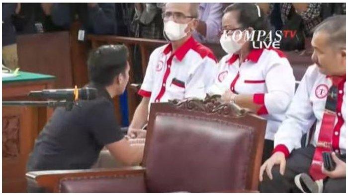 Richard Eliezer Bersimpuh Minta Maaf pada Orang Tua Brigadir J, Ini ... Richard Eliezer Bersimpuh Minta Maaf pada Orang Tua Brigadir J, Ini ...