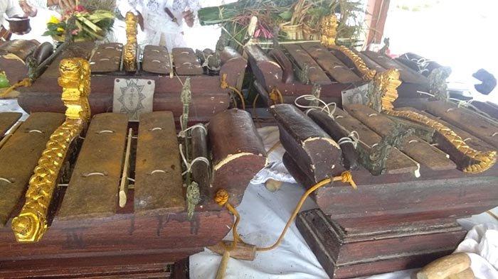 Gamelan Selonding Di Desa Padangan Tedun Lima Tahun Sekali Saat Bhatara Turun Kabeh Tribun
