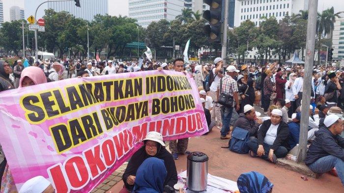 Emak-emak Ikut Aksi 411 di Patung Kuda, Tuntut Jokowi Mundur:Selamatkan ... Emak-emak Ikut Aksi 411 di Patung Kuda, Tuntut Jokowi Mundur:Selamatkan ...