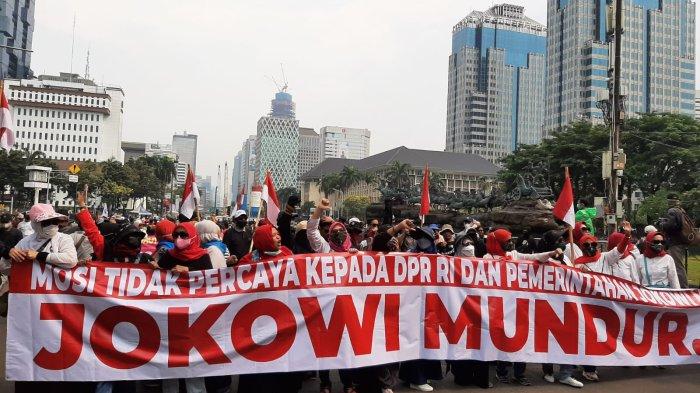 Emak-emak Ikut Demo di Patung Kuda, Bawa Spanduk Jokowi Mundur: Negara ... Emak-emak Ikut Demo di Patung Kuda, Bawa Spanduk Jokowi Mundur: Negara ...