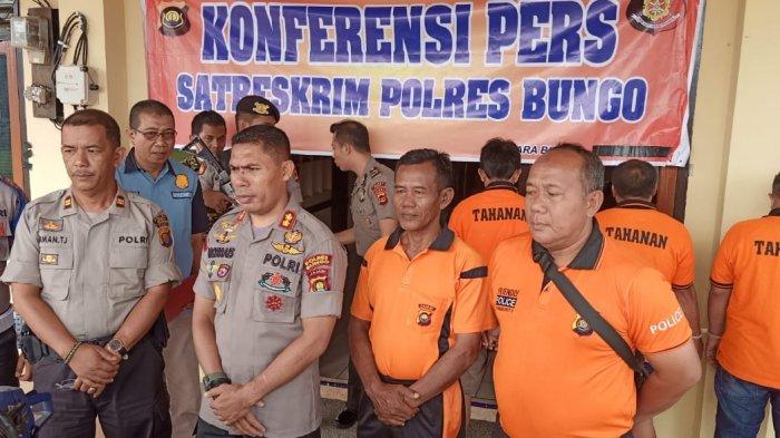 Polres Bungo Ekspose Tiga Tersangka Kasus Karhutla di Bungo ... Polres Bungo Ekspose Tiga Tersangka Kasus Karhutla di Bungo ...