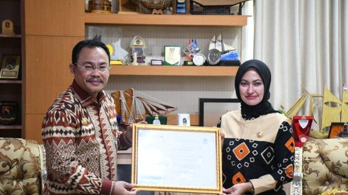 Dukung Pengembangan Usaha UMKM, Bupati Luwu Utara Terima Penghargaan ... Dukung Pengembangan Usaha UMKM, Bupati Luwu Utara Terima Penghargaan ...