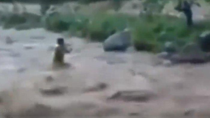 Aksi Heroik Kepala Desa Selamatkan Warga, Rela Terjang Arus Sungai ... Aksi Heroik Kepala Desa Selamatkan Warga, Rela Terjang Arus Sungai ...