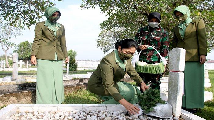 Peringati HUT Ke 76, Persit KCK Daerah XII/Tpr Ziarah ke TMP Dharma ... Peringati HUT Ke 76, Persit KCK Daerah XII/Tpr Ziarah ke TMP Dharma ...