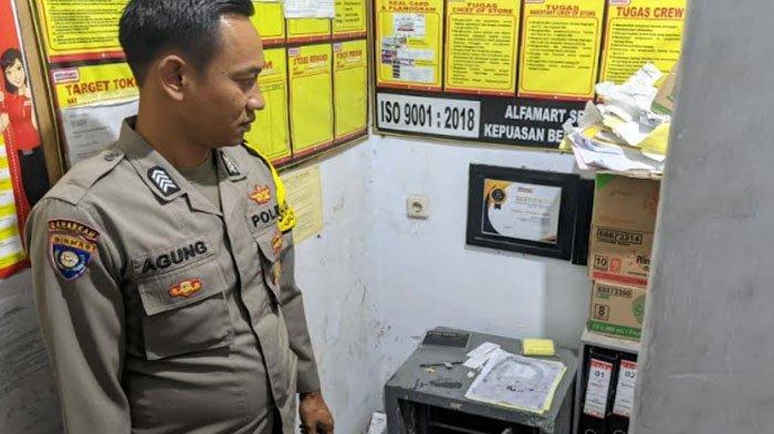 Gondol Rp 92 Juta dari Minimarket di Mojokerto, Pencuri Bobol Atap ... Gondol Rp 92 Juta dari Minimarket di Mojokerto, Pencuri Bobol Atap ...