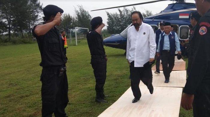 Kendarai Helikopter, Surya Paloh Temui Kader dan Kunjungi Pengasuh ... Kendarai Helikopter, Surya Paloh Temui Kader dan Kunjungi Pengasuh ...