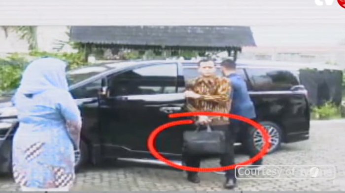 Yenny Wahid Akhirnya Buka Suara Soal Tas Hitam Jokowi, Ternyata Isinya ... Yenny Wahid Akhirnya Buka Suara Soal Tas Hitam Jokowi, Ternyata Isinya ...
